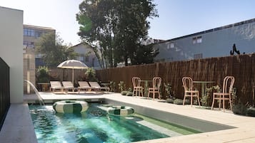 Piscina exterior, guarda-sóis, espreguiçadeiras