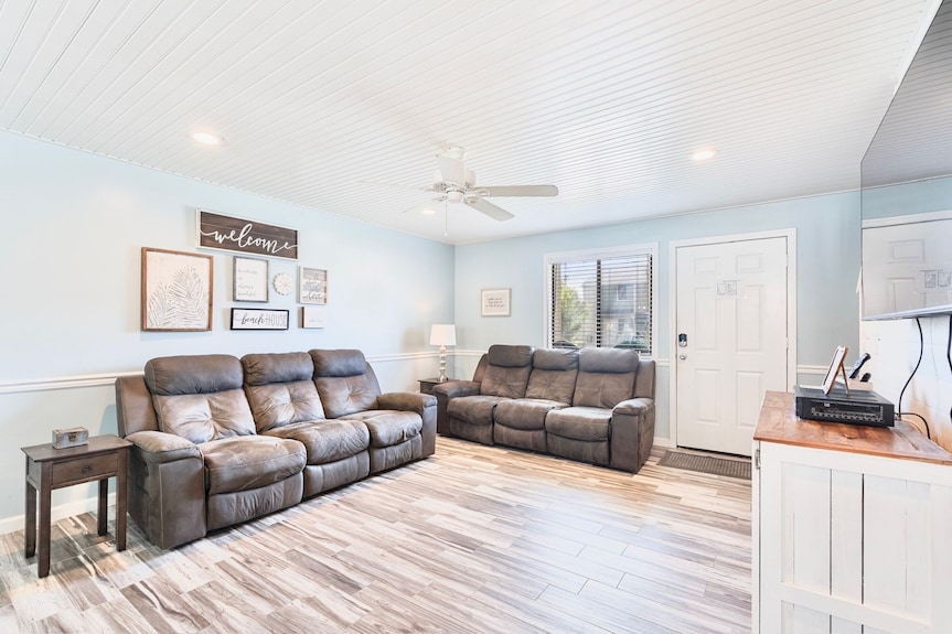 Spring Beach Vacay- Heated Pools, Golf Cart, 11 Pools, Mini Golf- 5 Star Reviews - Panama City Beach, FL