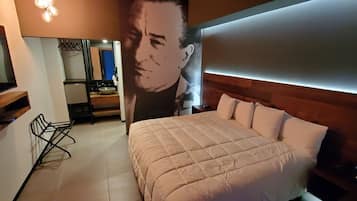 Quarto Deluxe, 1 cama king-size | Edredões de penas, cofre no quarto, com decoração personalizada