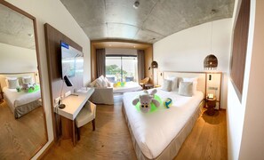 Quarto Deluxe, várias camas, varanda, vista para o mar | Roupa de alta qualidade, cofre com capacidade para portátil, secretária 