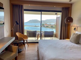 Roupas de cama premium, cofres nos quartos, escrivaninha