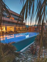 Piscina externa sazonal, funciona das 8h às 20h, guarda-sóis