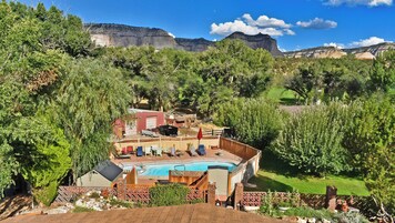 Piscina exterior sazonal, da(s) 13:00 à(s) 20:00, guarda-sóis 