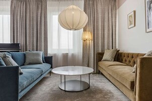 Suite Executiva, 1 cama king-size, não fumadores, frigorífico (Dining Table) | Minibar, cofre no quarto, secretária, ferro/tábua de engomar 