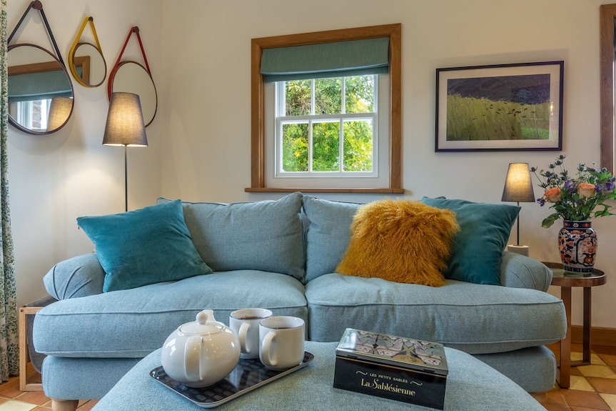 A Light And Airy Property With A Hammock And Hot Tub, Situated On A Working Farm - Battle