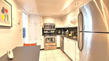 Condo família, 1 quarto, sacada, vista para o porto | Cozinha privada | Geladeira grande, micro-ondas, fogão, lava-louças