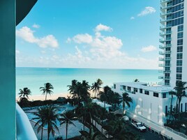 Apartamento em Condomínio Fechado, 1 quarto, varanda, vista parcial para o oceano | Terraço/pátio interior
