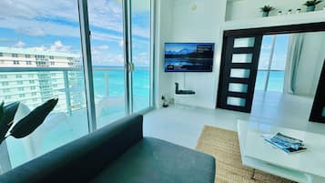 Cobertura panorâmica, 2 quartos, sacada, vista para o oceano | Área de estar | TV de tela plana 32 polegadas com canais a cabo, TV