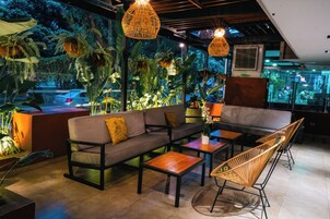 Café da manhã, almoço e jantar; culinária local 