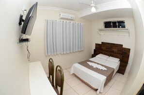 Minibar, secretária, Wi-fi grátis, roupa de cama fornecida 