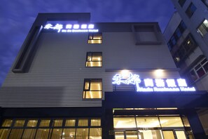 Fachada do alojamento (tarde/noite)