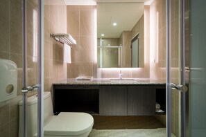 Quarto Duplo Standard | Casa de banho | Um polibã, artigos de higiene pessoal grátis, um secador de cabelo 