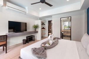 Quarto Deluxe, vista para a piscina | Cofre no quarto, secretária, Wi-fi grátis 