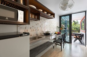 2 Bedroom Family with Balcony | Cozinha privada | Uma placa de cozinha, uma chaleira elétrica, utensílios de cozinha 