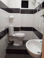 Um polibã, toalhas fornecidas, sabão, papel higiénico 