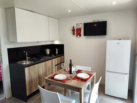 Trailer júnior | Cozinha privada | Geladeira grande, cooktop, talheres/pratos/utensílios de cozinha