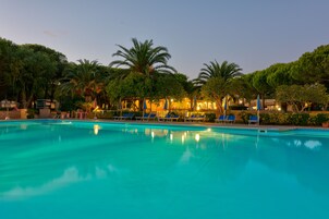 Piscina externa sazonal, funciona das 10h às 21h, guarda-sóis