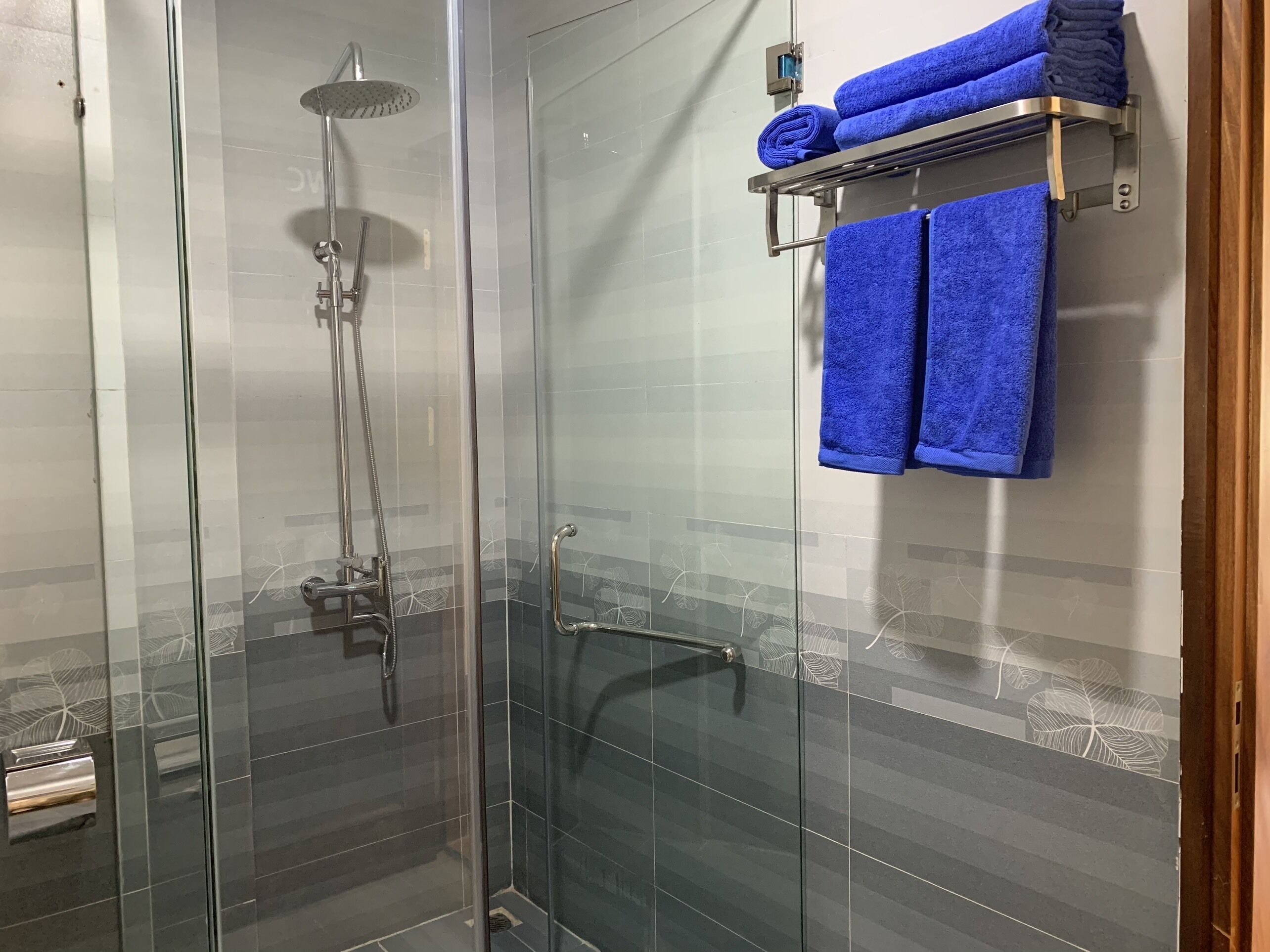 Quarto quádruplo | Banheiro | Chuveiro, ducha de hidromassagem, produtos de toalete grátis 
