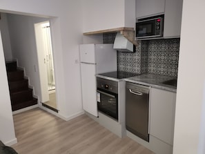 Duplex premium, 2 quartos | Cozinha privada | Geladeira grande, micro-ondas, fogão, cooktop