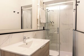 Quarto Duplo Premium | Casa de banho | Um polibã, um chuveiro fixo, artigos de higiene pessoal grátis 
