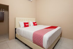 Quarto Duplo Standard | Secretária, roupa de cama fornecida 