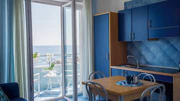 Apartamento Panorâmico, 1 quarto, vista para o mar, em frente ao mar | Sala de estar | Televisor de ecrã plano de 32 polegadas com canais digitais, televisor