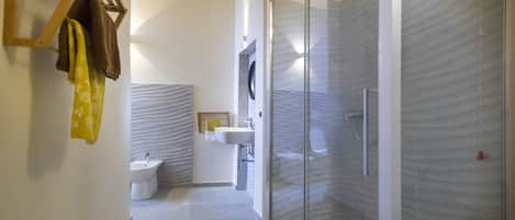 Quarto Duplo (Dante) | Casa de banho | Artigos de higiene pessoal grátis, um bidé, toalhas fornecidas