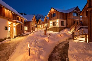 Fachada da propriedade à noite