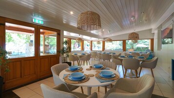 Café da manhã com buffet grátis todos os dias