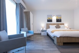 Quarto executivo, 1 cama Queen, para não fumantes, vista para o jardim | Roupas de cama premium, camas Select Comfort, cofres nos quartos