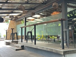 Café da manhã, almoço e jantar; local e internacional 