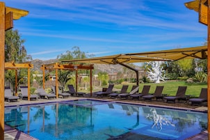 Piscina exterior, da(s) 9:00 à(s) 23:00, guarda-sóis, espreguiçadeiras