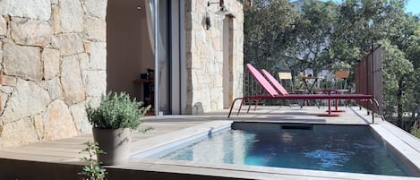 Quarto superluxo, acesso à piscina, vista para o mar | Terraço/pátio