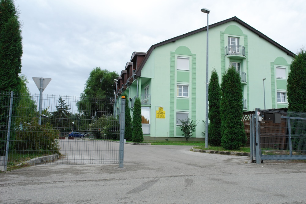 Holdlux Apartmanok - Sárvár