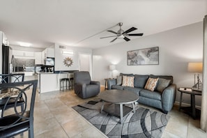 Apartamento em Condomínio Fechado, 1 cama king-size e sofá-cama (The Summit 620) | Sala de estar | TV de ecrã plano 