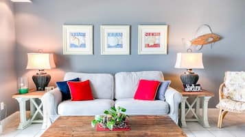 Condo, 1 cama King e sofá-cama (The Summit 611) | Sala de estar | TV de tela plana