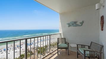 Condo, 1 cama King e sofá-cama (The Summit 921) | Banheiro | Secador de cabelo, toalhas de banho