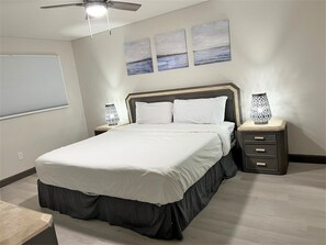 Condo, 1 cama King e sofá-cama (The Summit 215) | 1 quarto, ferros/tábuas de passar roupa, roupa de cama