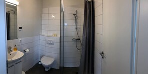 Casa, 1 quarto | Casa de banho | Um polibã, um secador de cabelo, Piso aquecido (casa de banho) 