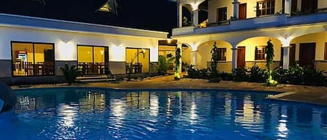 Piscina exterior, da(s) 9:00 à(s) 21:00, guarda-sóis