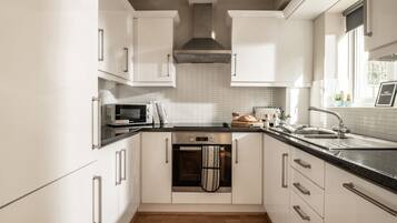 Um frigorífico, um micro-ondas, uma placa de cozinha