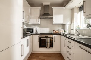 Um frigorífico, um micro-ondas, uma placa de cozinha