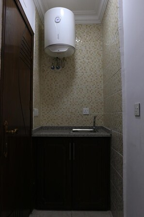 Um polibã, um chuveiro de hidromassagem, um secador de cabelo, chinelos 