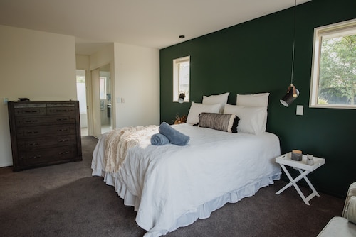 Hidden Gem Of Christchurch - Sleeps 13 - Christchurch