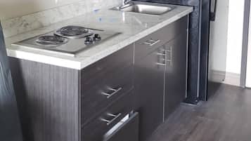 Geladeira grande, micro-ondas, cooktop, cafeteira/chaleira