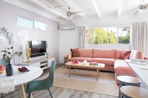 Apartamento (Two-Bedroom Apartment) | Área de estar | TV de tela plana 50 polegadas com canais a cabo, TV, Netflix
