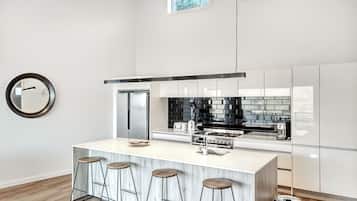 Casa luxo | Cozinha privada | Geladeira grande, fogão, cooktop, lava-louças