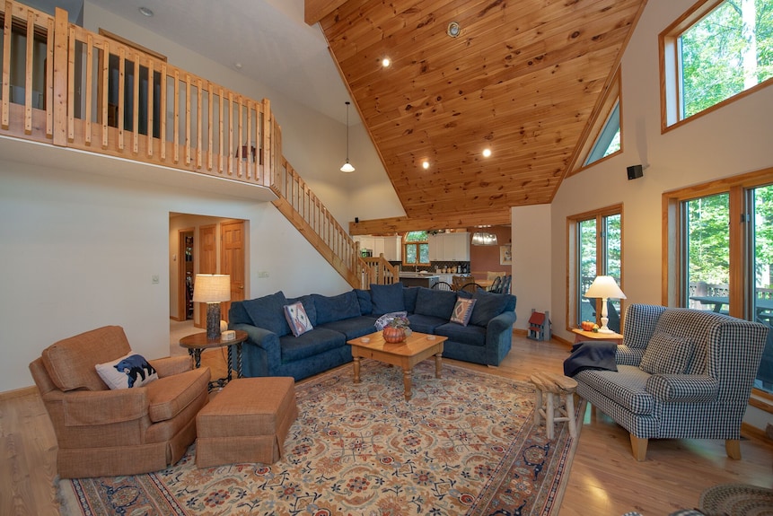 Peaceful Rustic Chalet W/ Hot Tub & Fireplace - 오클랜드