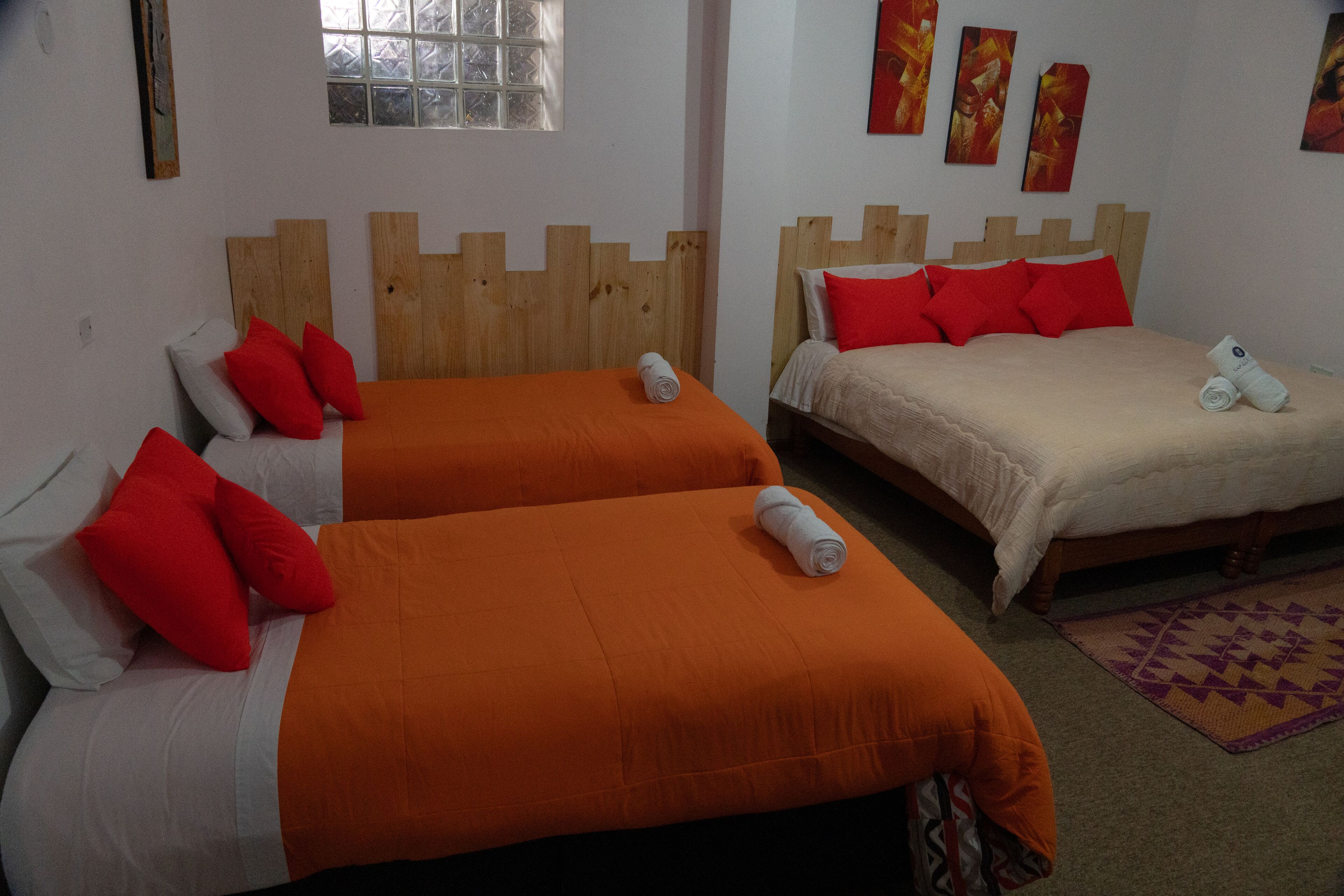 Quarto Quádruplo Premier | Edredões de penas, camas de colchão Tempur-Pedic 