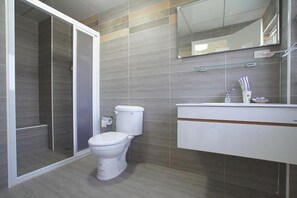 Chuveiro, produtos de toalete grátis, secador de cabelo, chinelos